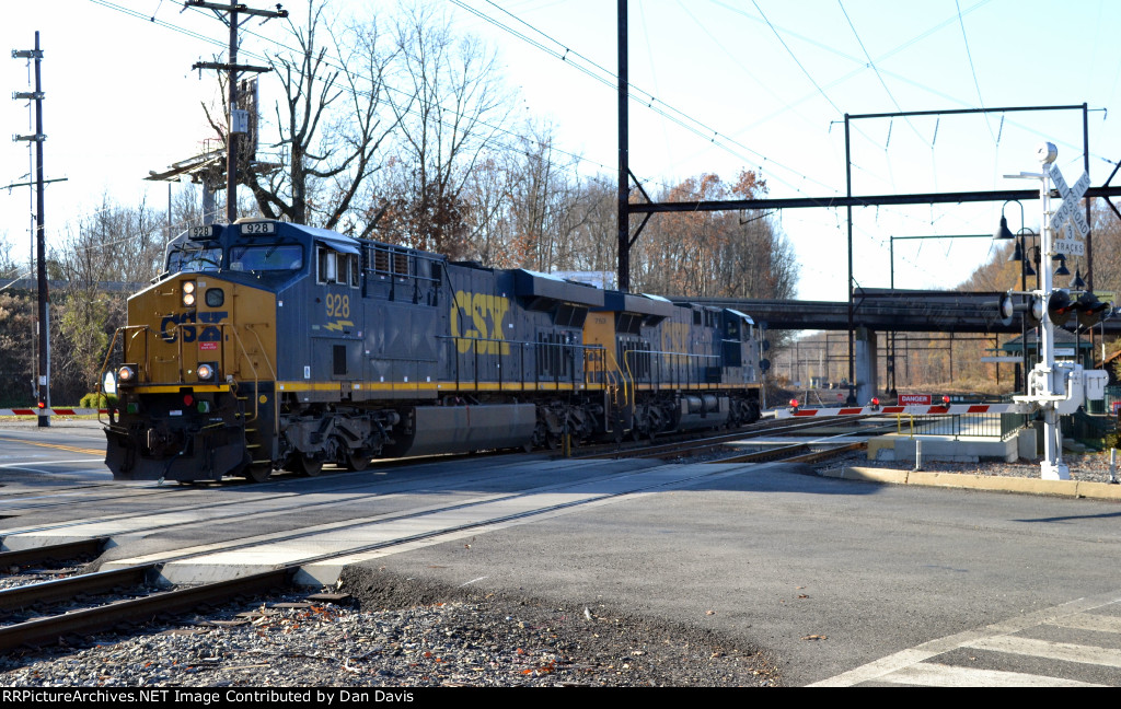 CSX ES44AH 928 leads Q418-17